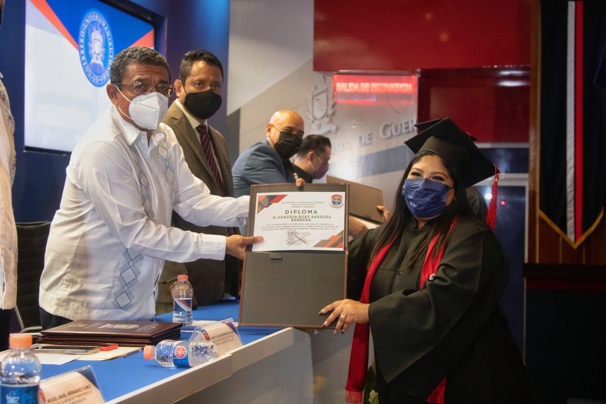 Rector de la UAGro entrega reconocimientos a egresados de la Facultad ...